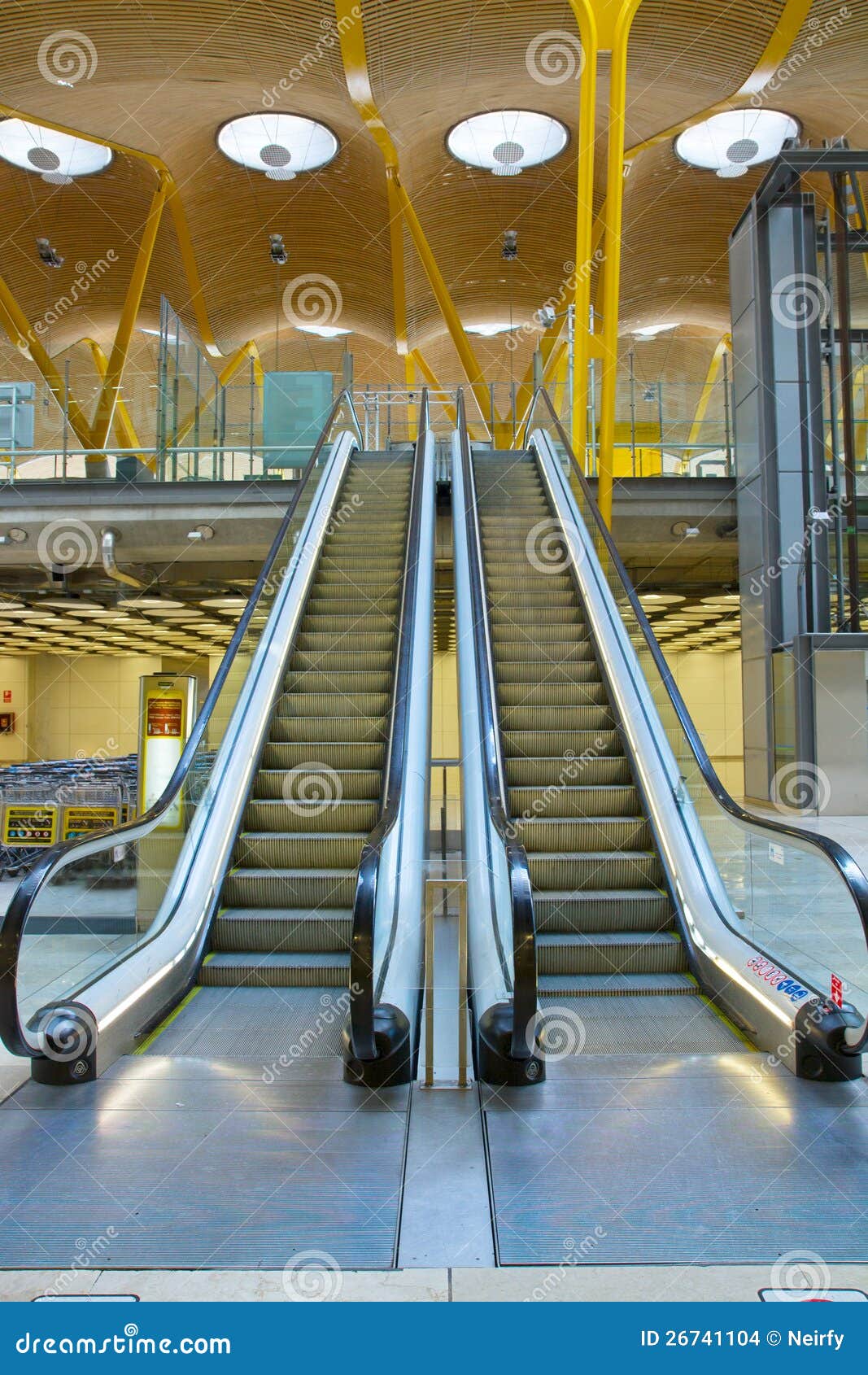 De Roltrap Van Het Metaal En Van Het Glas Stock Foto - Image of stad ...