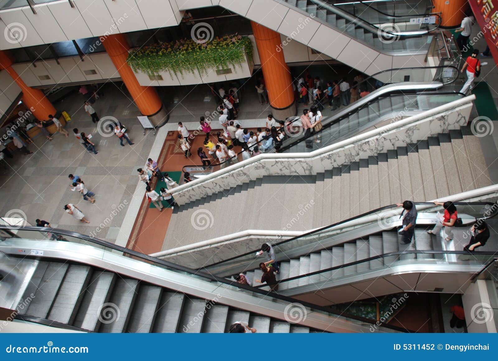 De roltrappen stock foto. Image of openbaar, gebouw, architectuur - 5311452