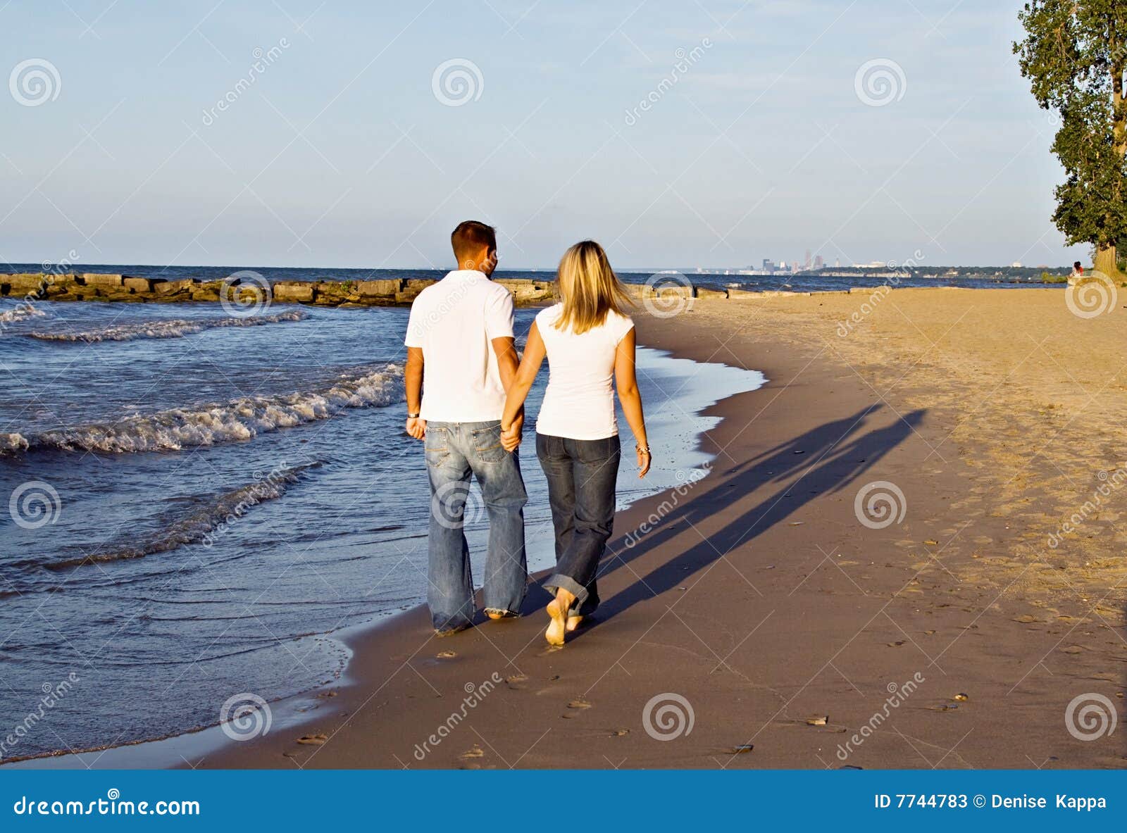 De Romantische Gang Van Het Strand Stock Afbeelding - Image of spleet ...