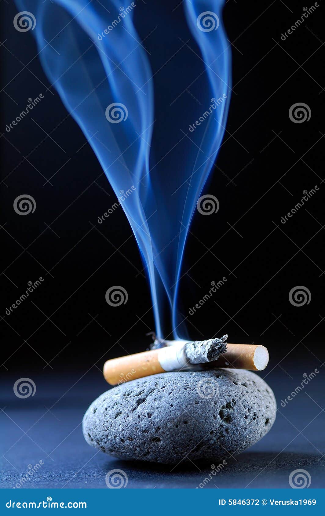 De rook van de sigaret stock foto. Image of brand, aroma - 5846372