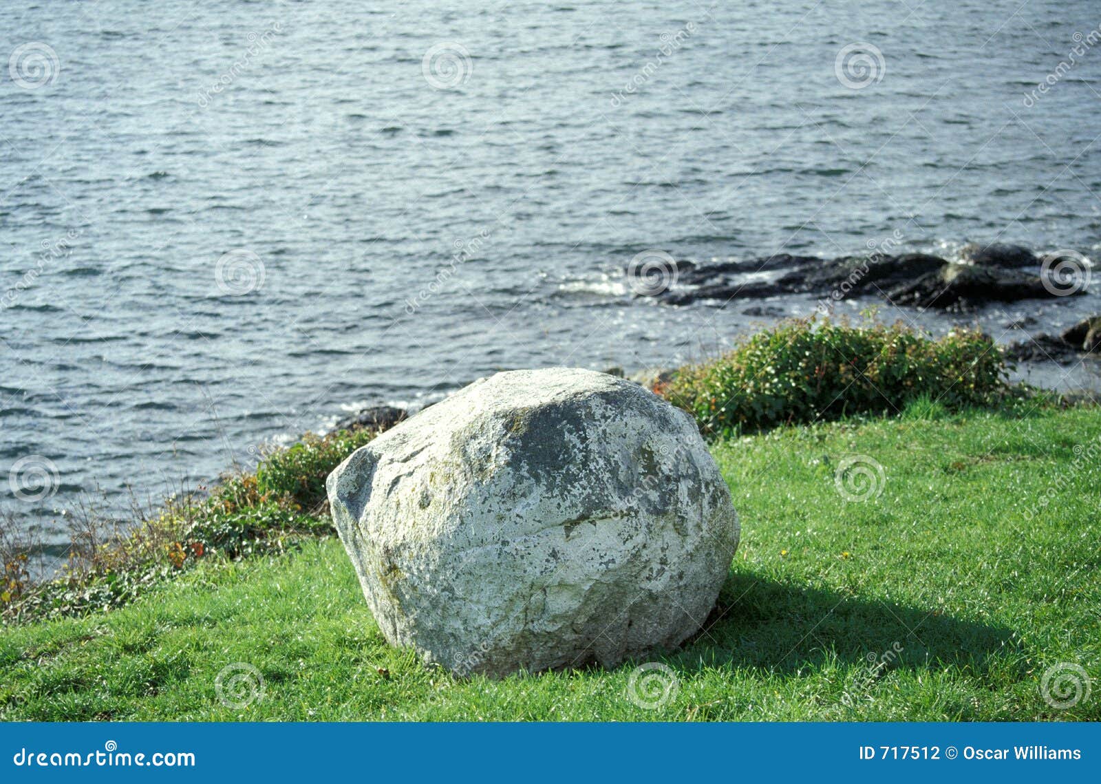 De rots stock foto. Image of blauw, water, voorwerp, zwaar - 717512