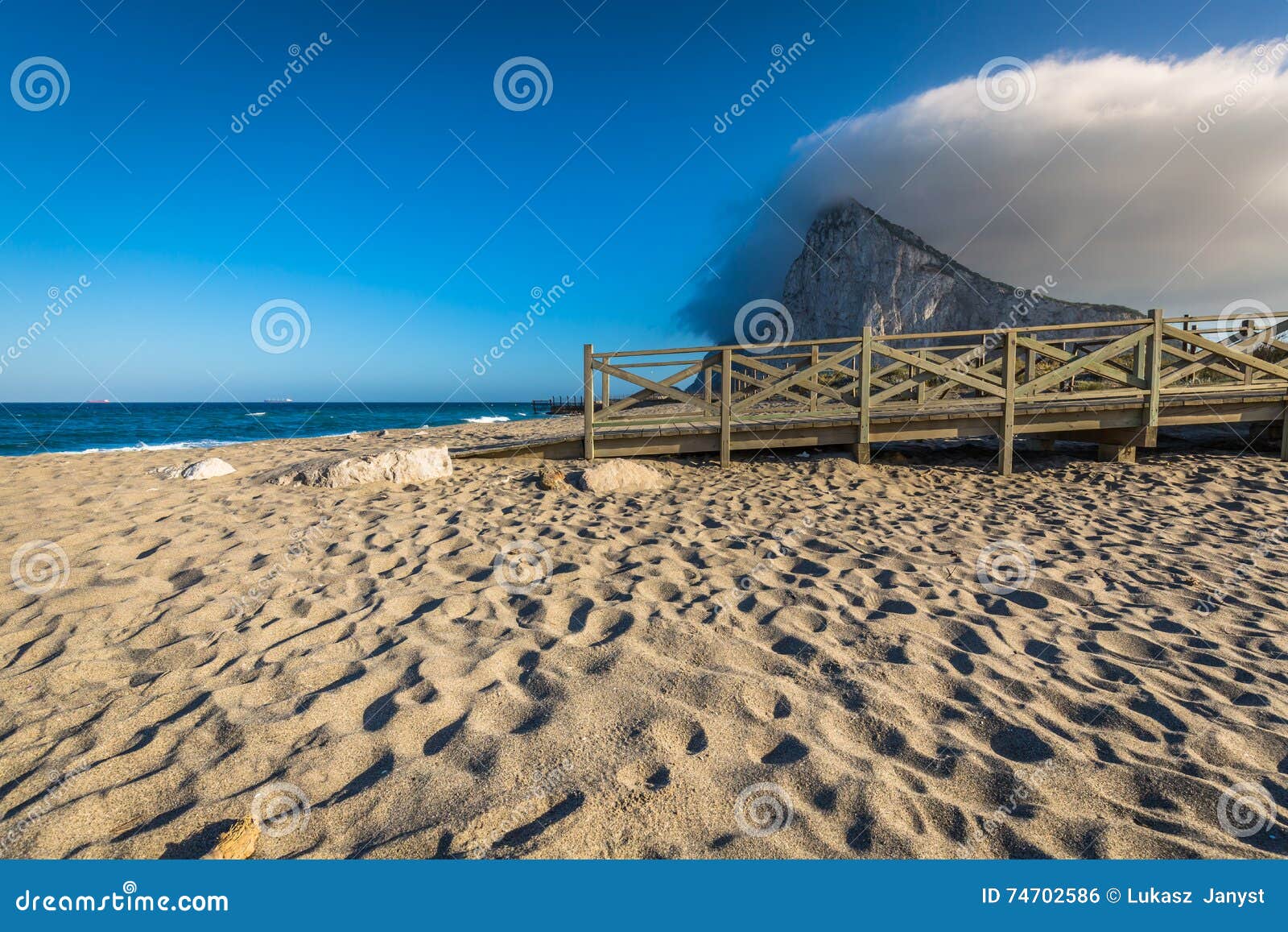 De Rots Van Gibraltar Van Het Strand Van La Linea, Spanje Stock Foto ...
