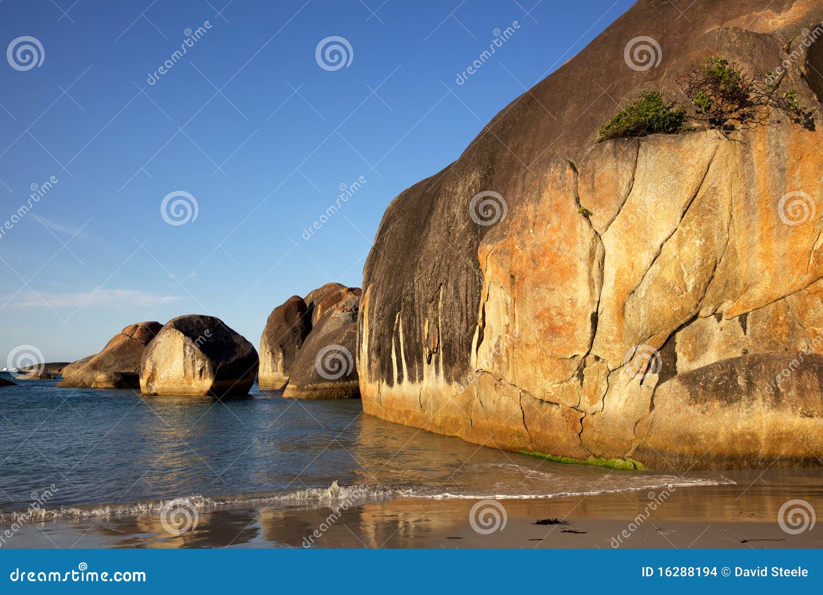 De Rotsen van de olifant stock foto. Image of rust, kustlijn - 16288194