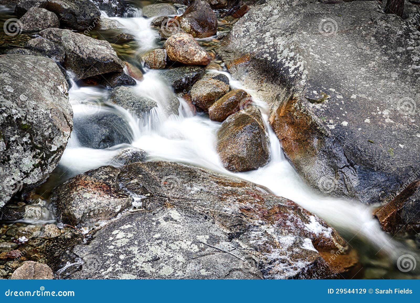 De Rotsen Van De Rivier En Stromend Water Stock Afbeelding - Image of ...
