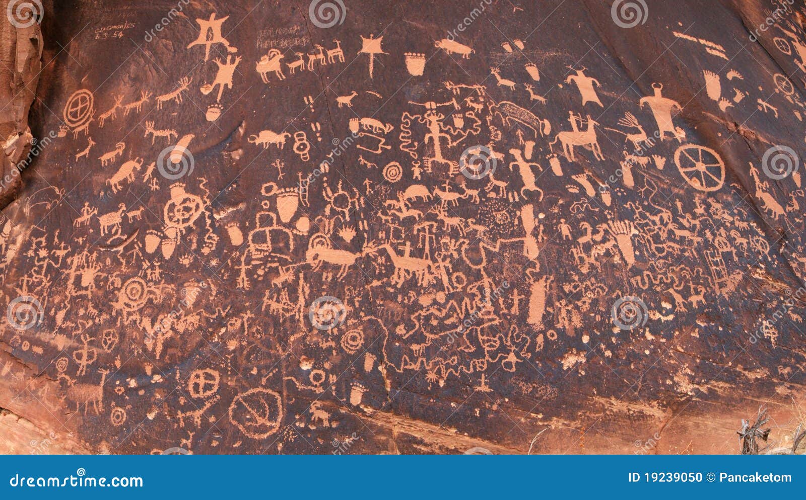 De Rotstekeningen Van De Rots Van De Krant Stock Foto - Image of vernis ...