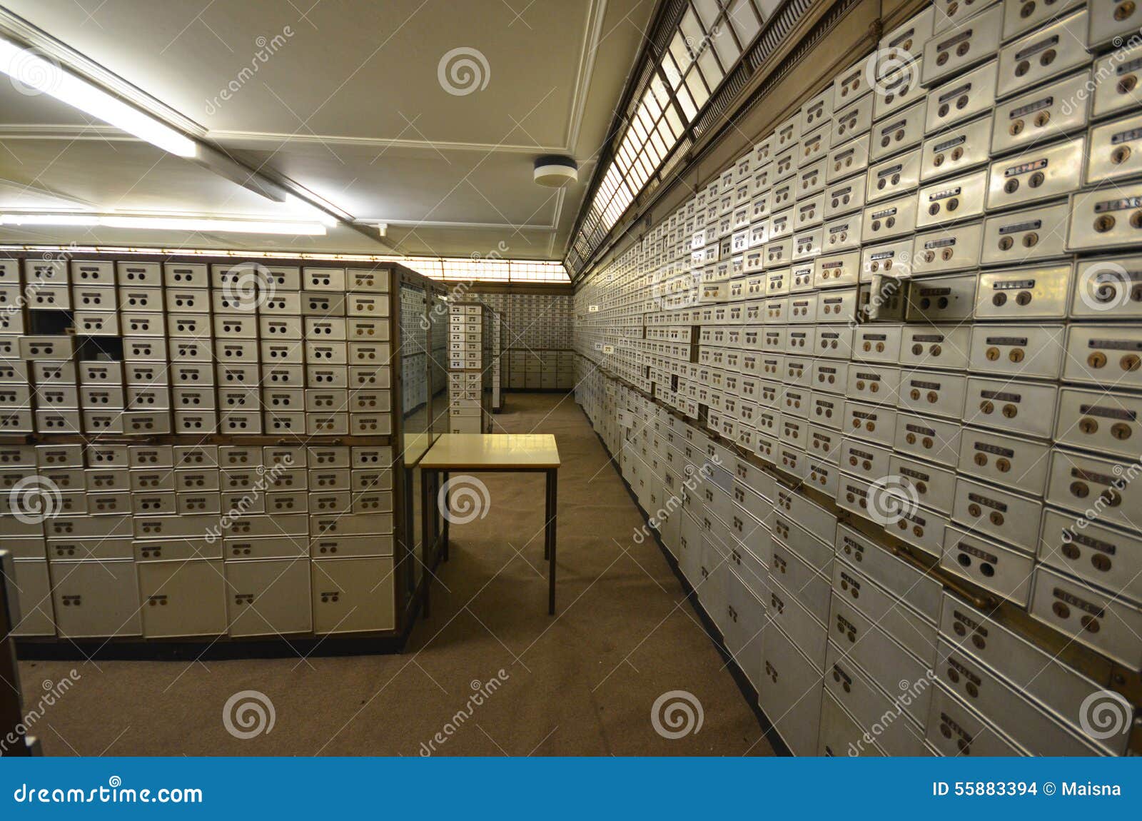 De ruimte van de bankkluis stock foto. Image of leeg - 55883394