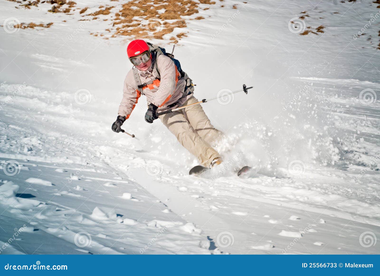 De Ruiter Van De Ski in Rode Helm Stock Afbeelding - Image of berg ...