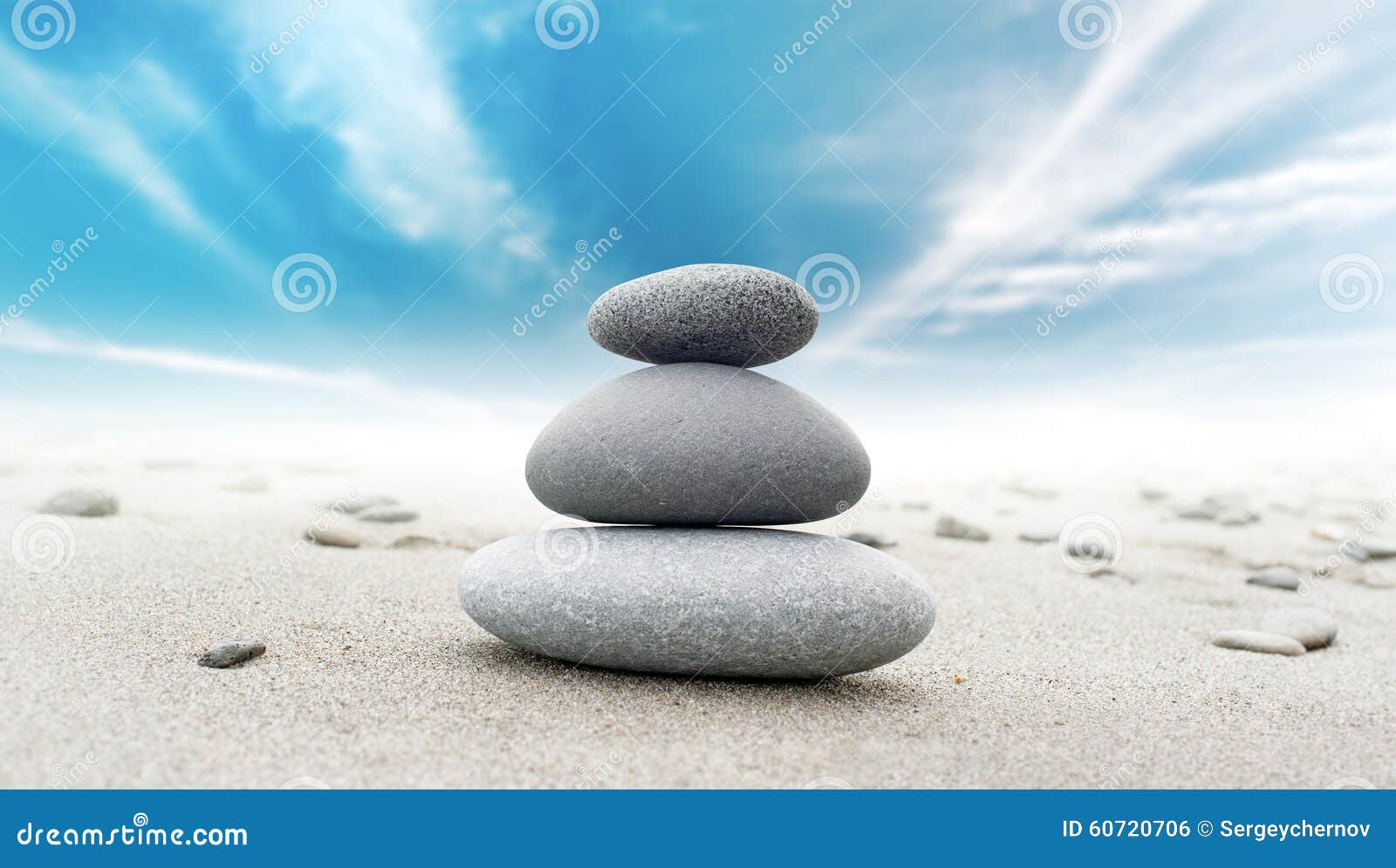 De Rust Zen Mediteert Achtergrond Met Rotspiramide Stock Foto - Image ...