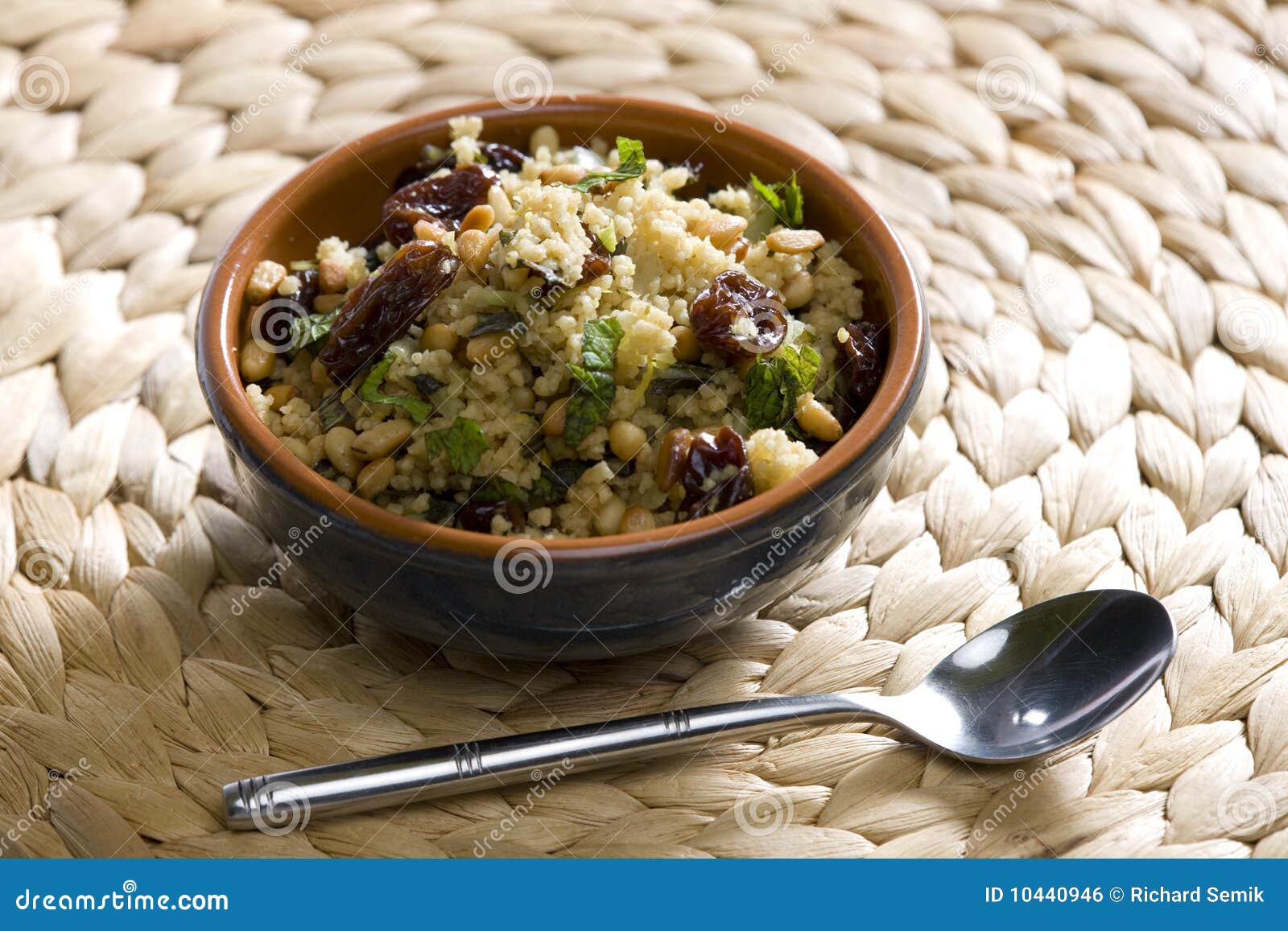 De salade van de kouskous stock foto. Image of zaden - 10440946