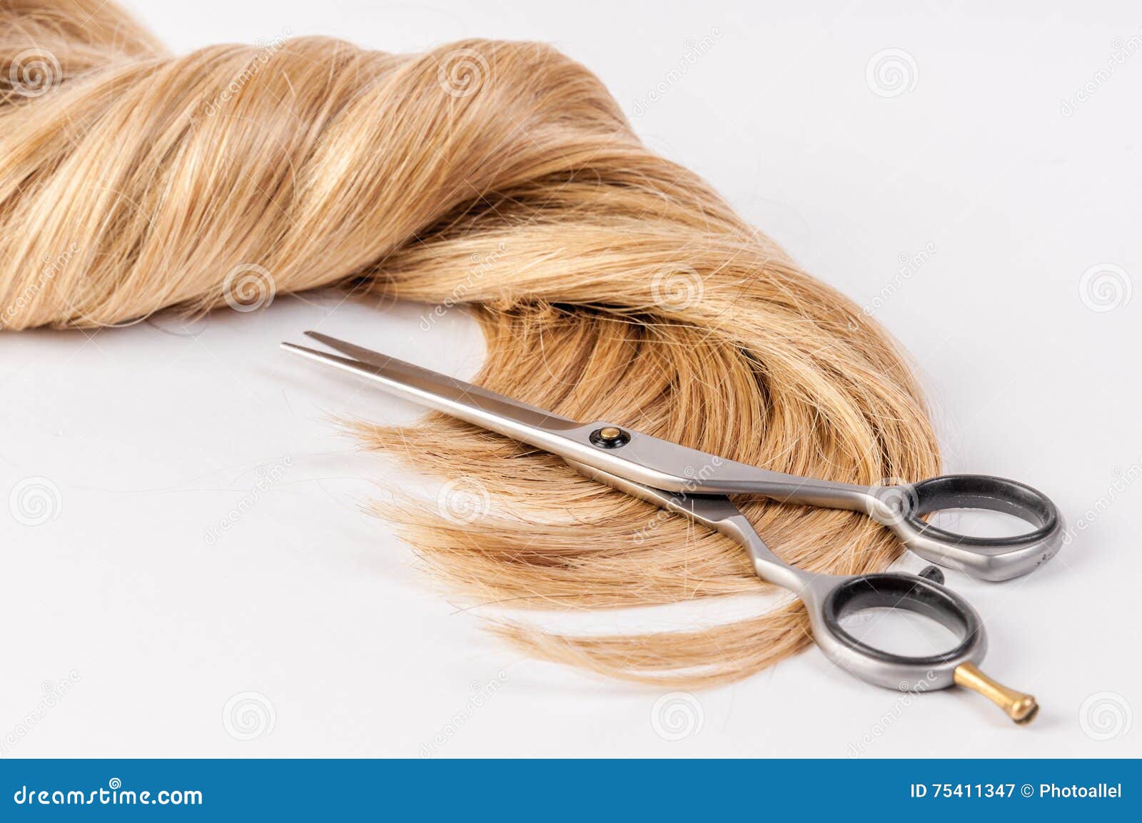 De Schaar Van De Kapper Met Bundel Van Blond Haar Op Witte Achtergrond ...