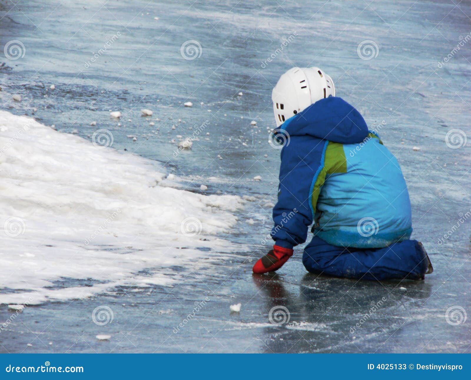 De Schaatser Van Het Kind Op Het Ijs Stock Afbeelding - Image of ijzig, glad: 4025133