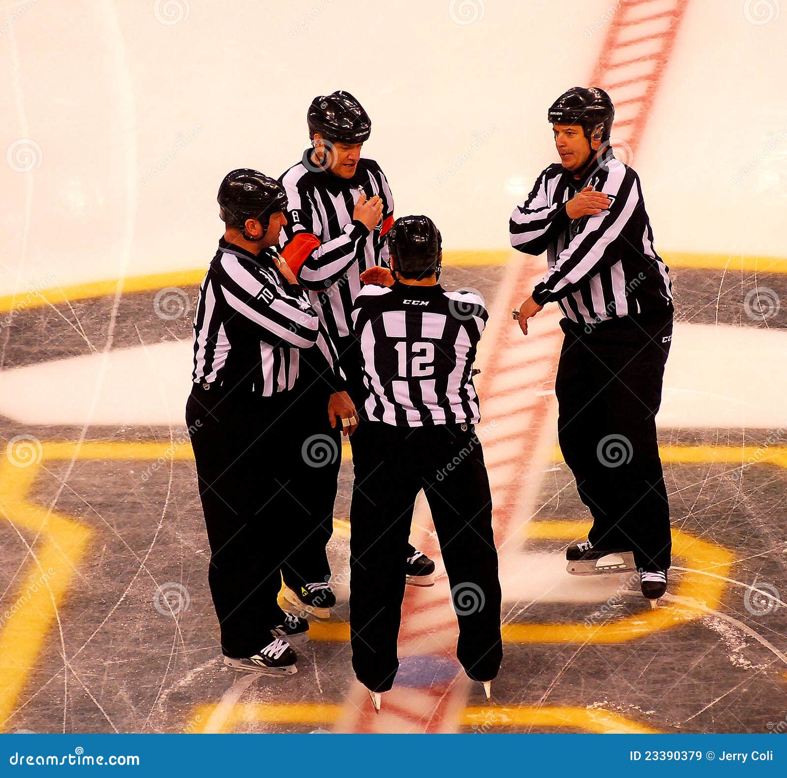 De Scheidsrechters En De Grensrechters Van NHL (Centrumijs ...