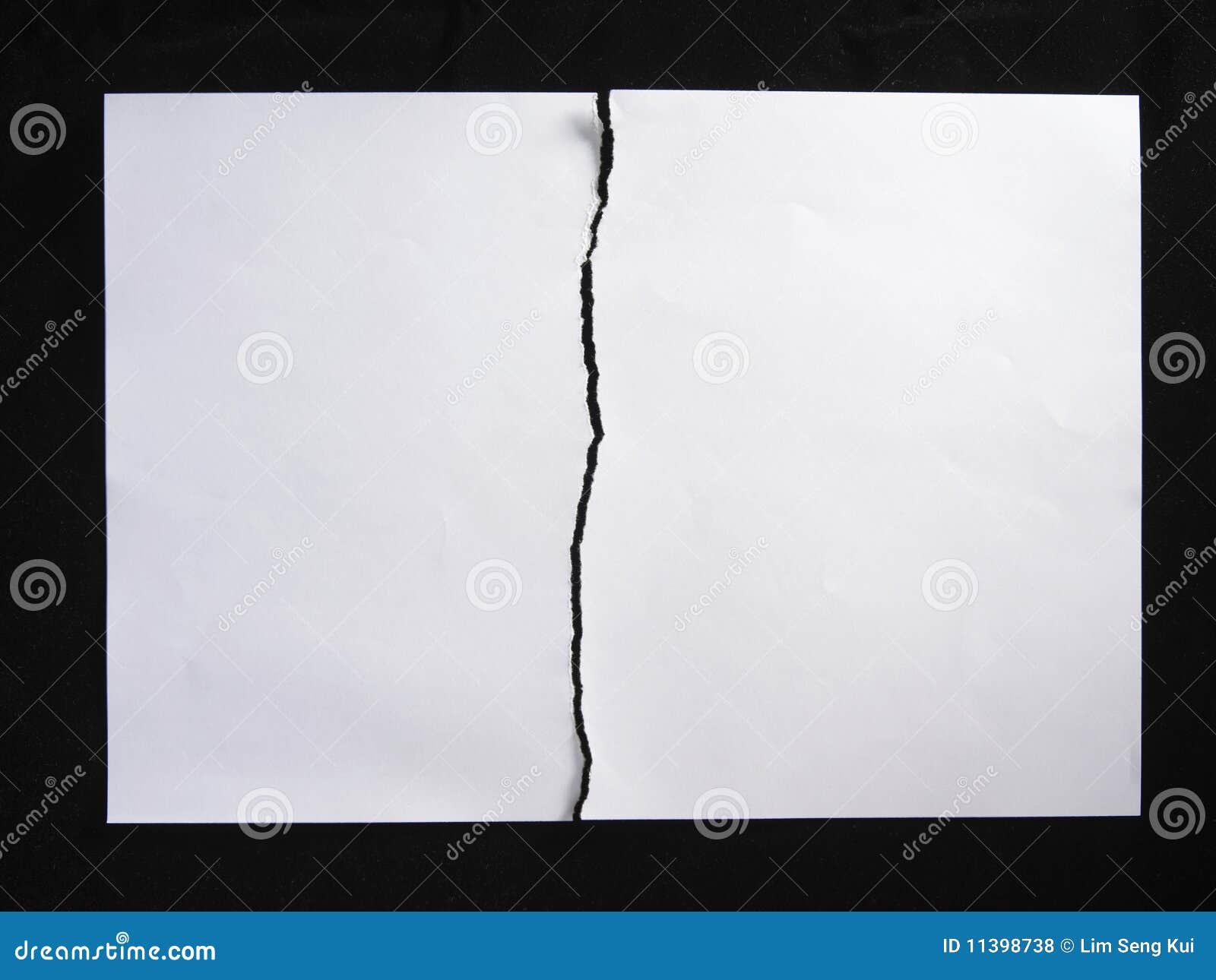 De Scheur Van Het Document Aan De Helft Stock Foto - Image of document ...