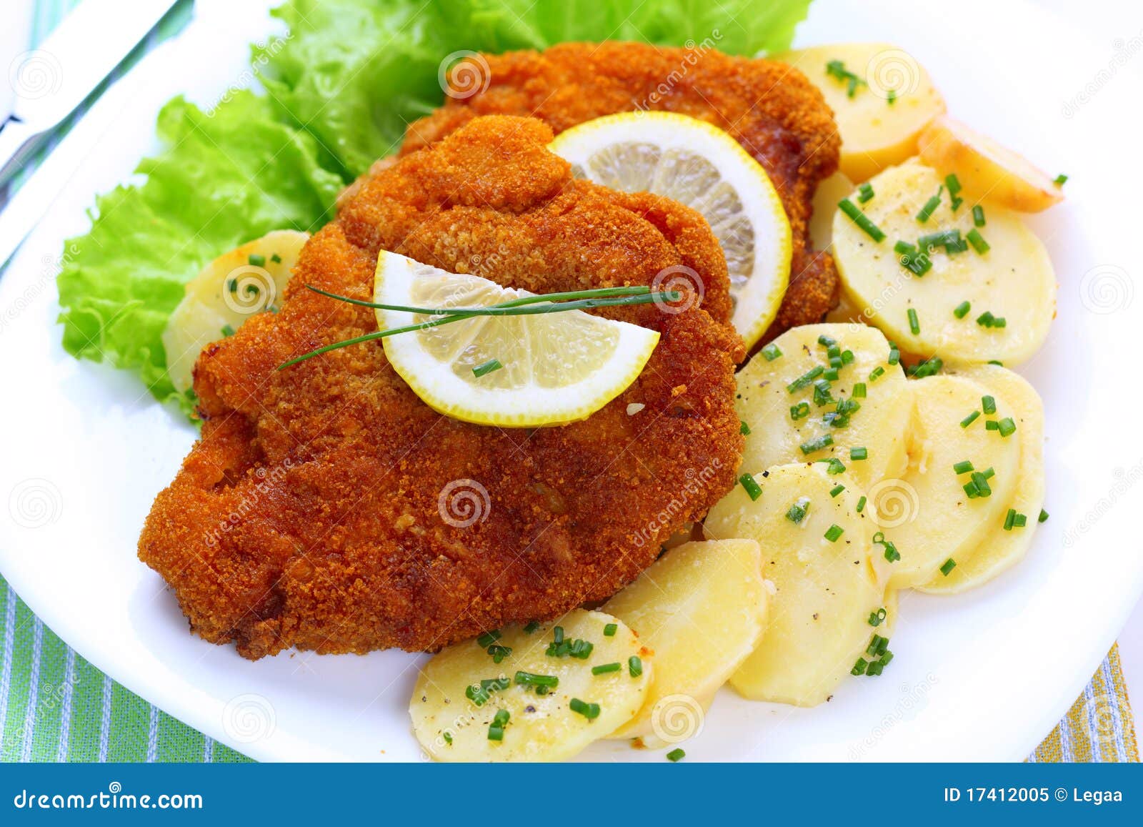 De Schnitzel Van Het Worstje Met Aardappelsalade Stock Afbeelding ...