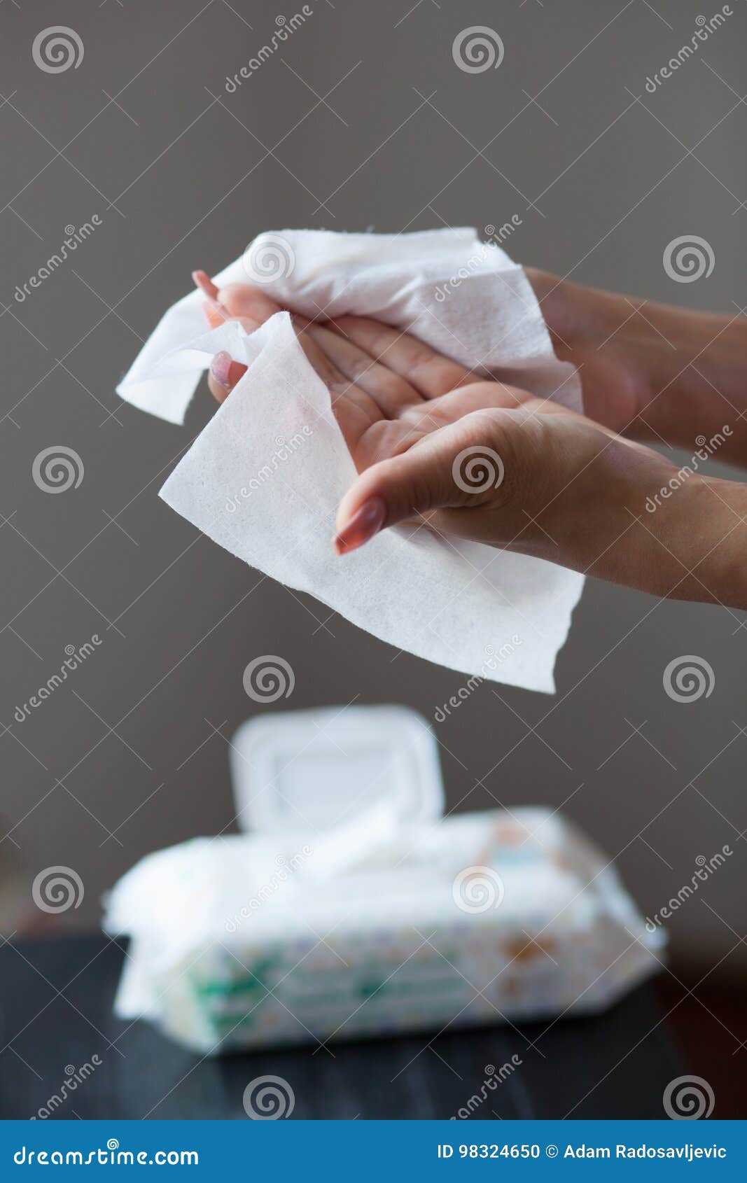 De Schone Handen Met Nat Veegt Af Stock Foto - Image of schoon, wijfje ...