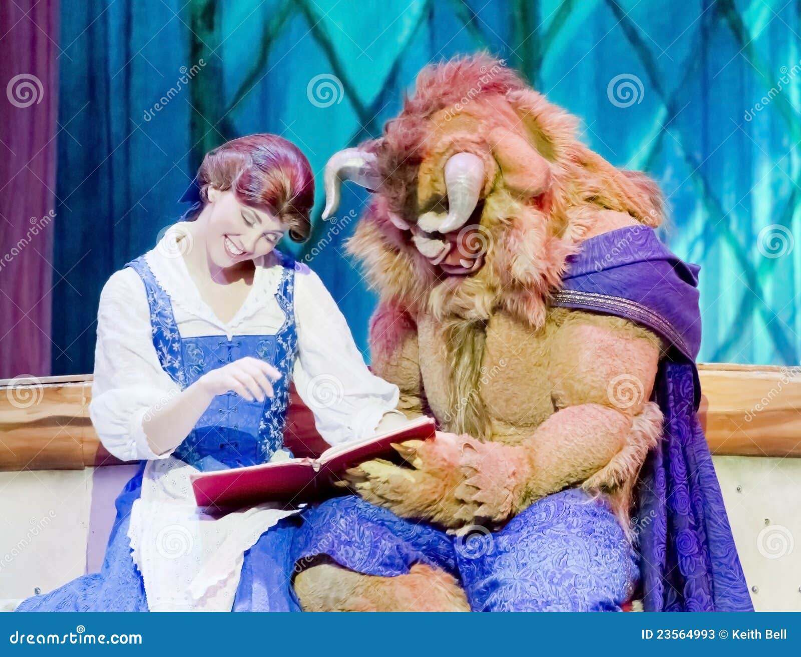 De Schoonheid En Het Dier Lezen Een Boek Redactionele Stock Foto ...