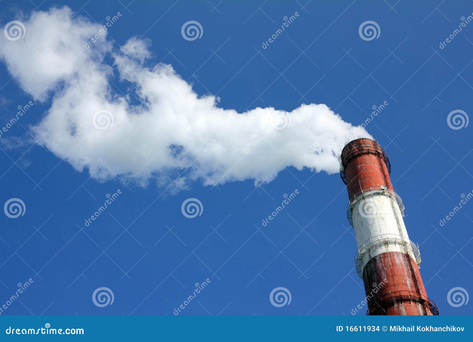 De Schoorstenen Van De Fabriek Met Rook Stock Foto - Image of trechter ...