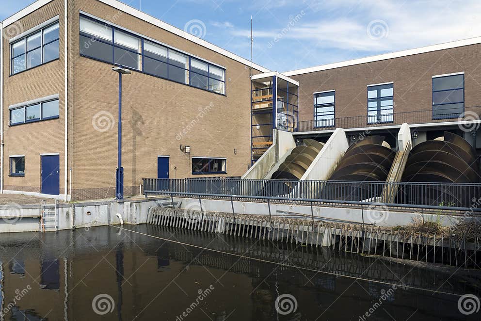 De schroef van Archimedes redactionele stock foto. Image of cilindrisch ...