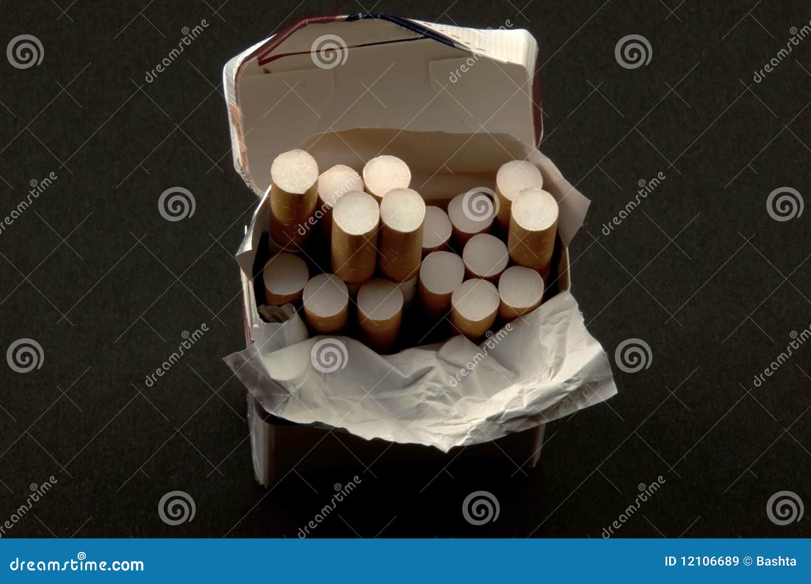 De sigaretten van het pak stock afbeelding. Image of tabak - 12106689