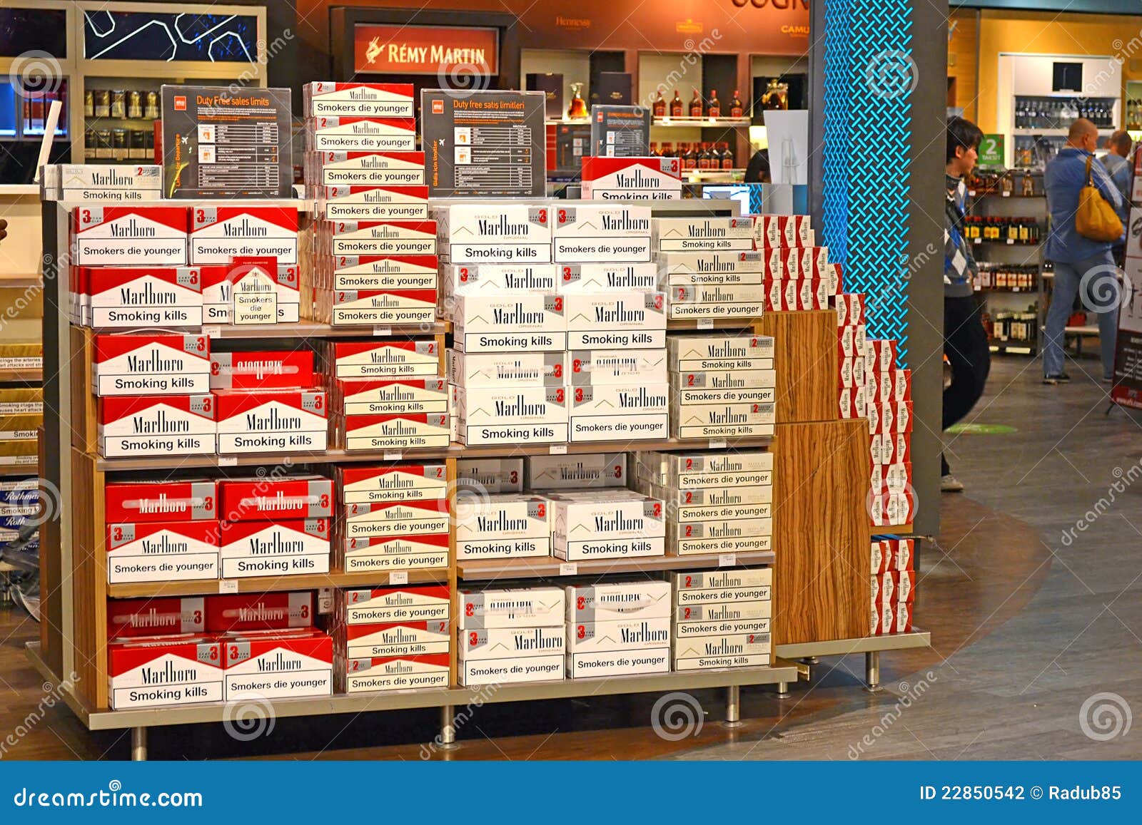 De Sigaretten van Marlboro redactionele fotografie. Image of slecht ...