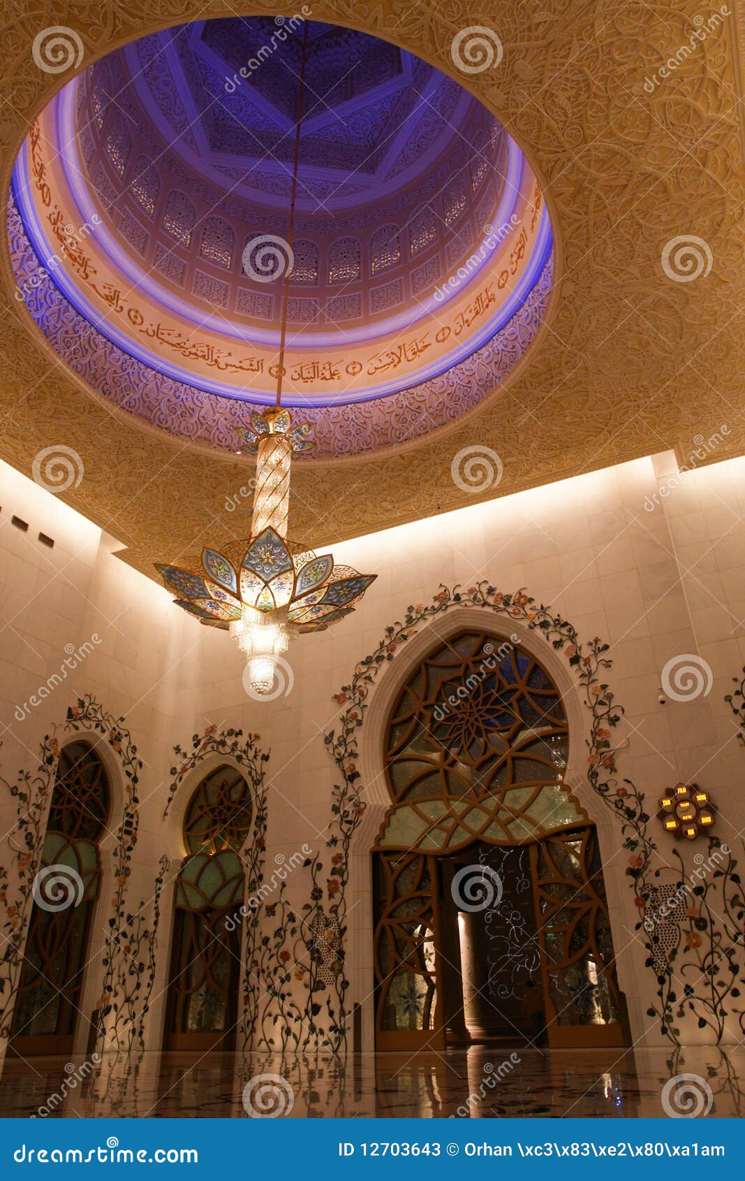 De Sjeik Zayed Moskee in Abu Dhabi, De V.a.E - Binnenland Stock ...