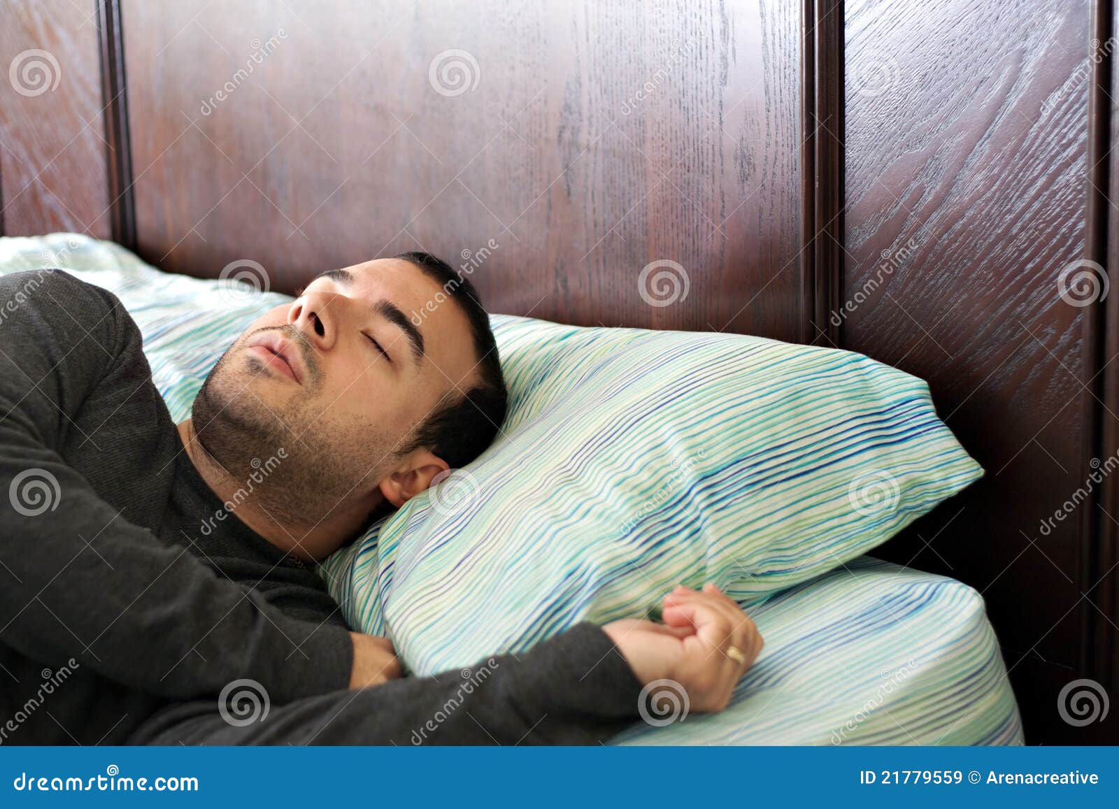 De Slaap Van De Mens in Bed Stock Afbeelding - Image of knap, dekens ...