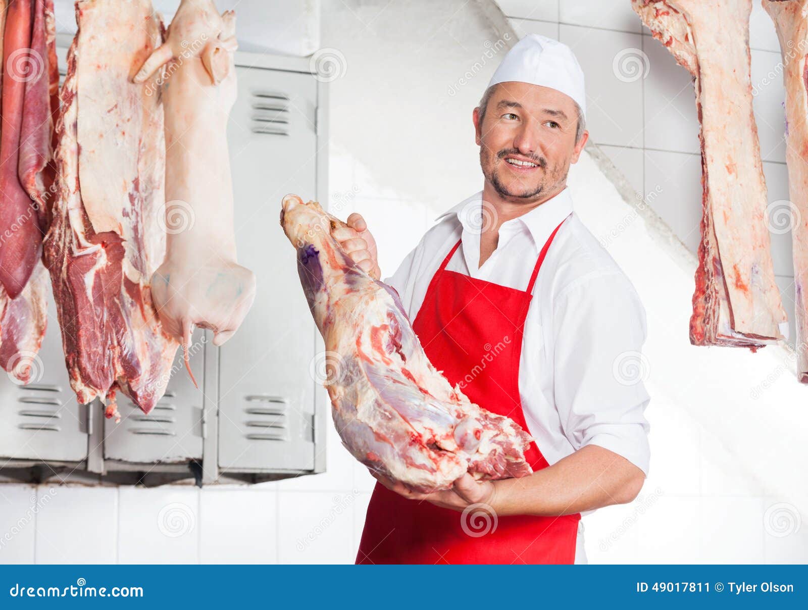 De Slachterij Van Slagersholding Meat in Stock Afbeelding - Image of ...