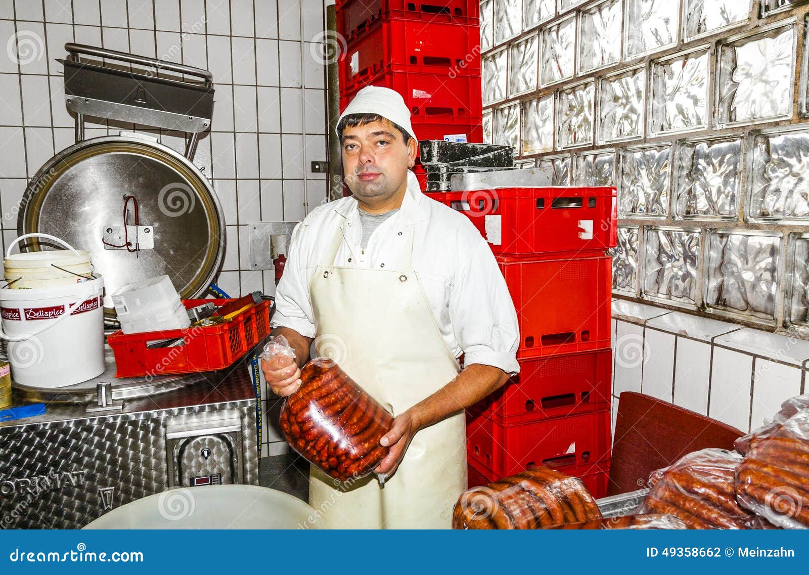 De Slager Bereidt Verse Worst Voor Redactionele Fotografie - Image of ...