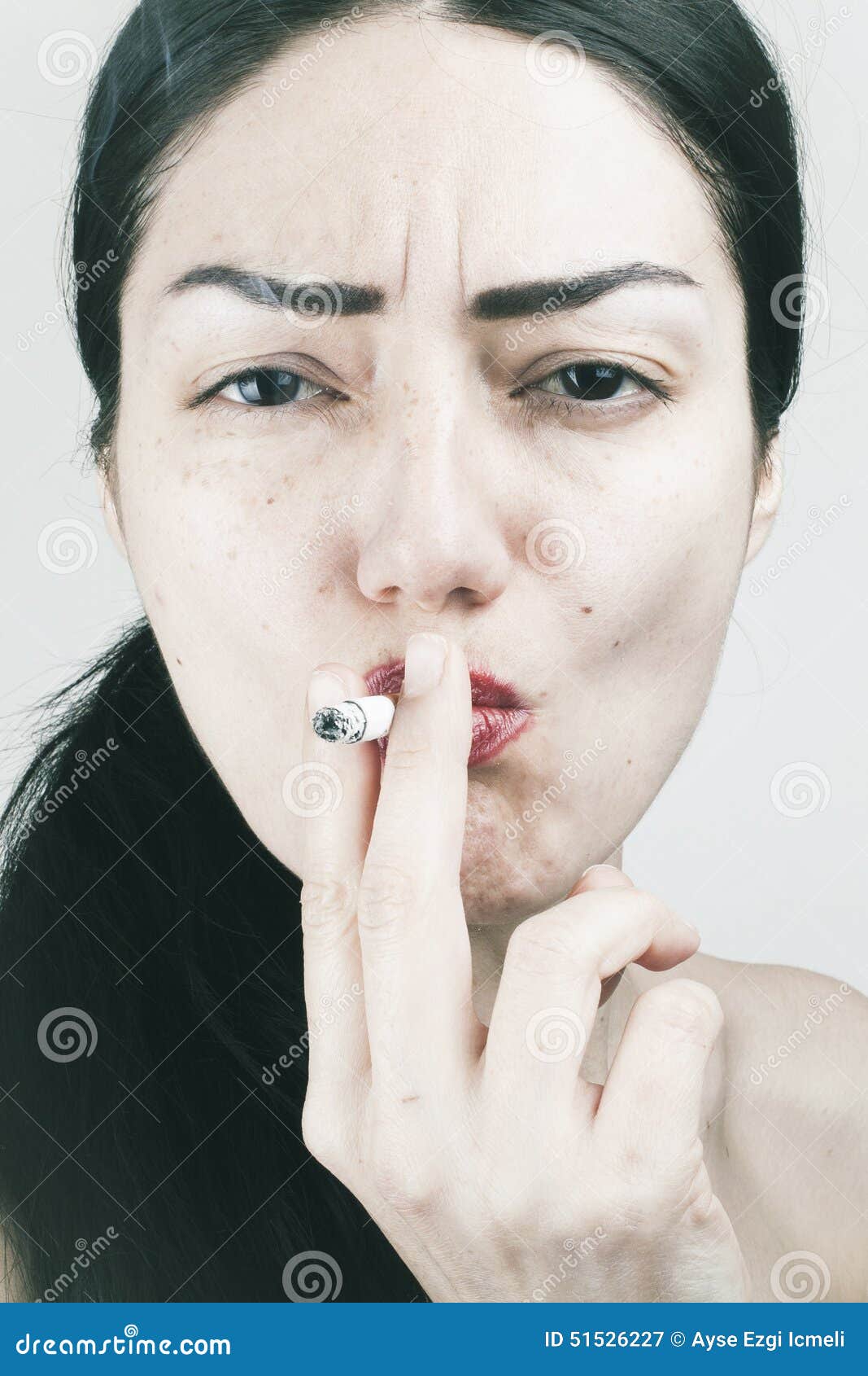 De Slechte Vrouw Van De Gewoonte Rokende Sigaret Stock Afbeelding ...