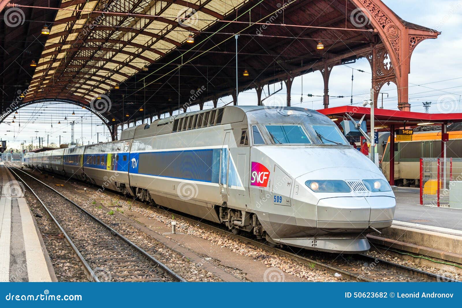 De SNCF-TGV Trein in Straatsburg Redactionele Fotografie - Image of ...