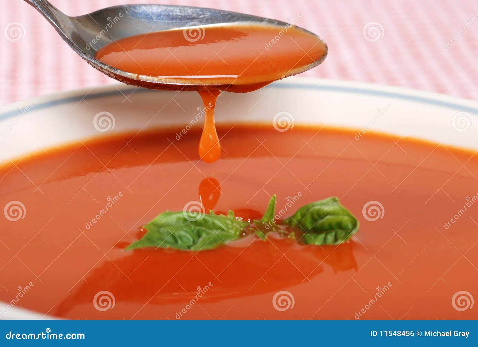 De Soep Die Van De Tomaat Van Een Lepel Druipt Stock Foto - Image of ...