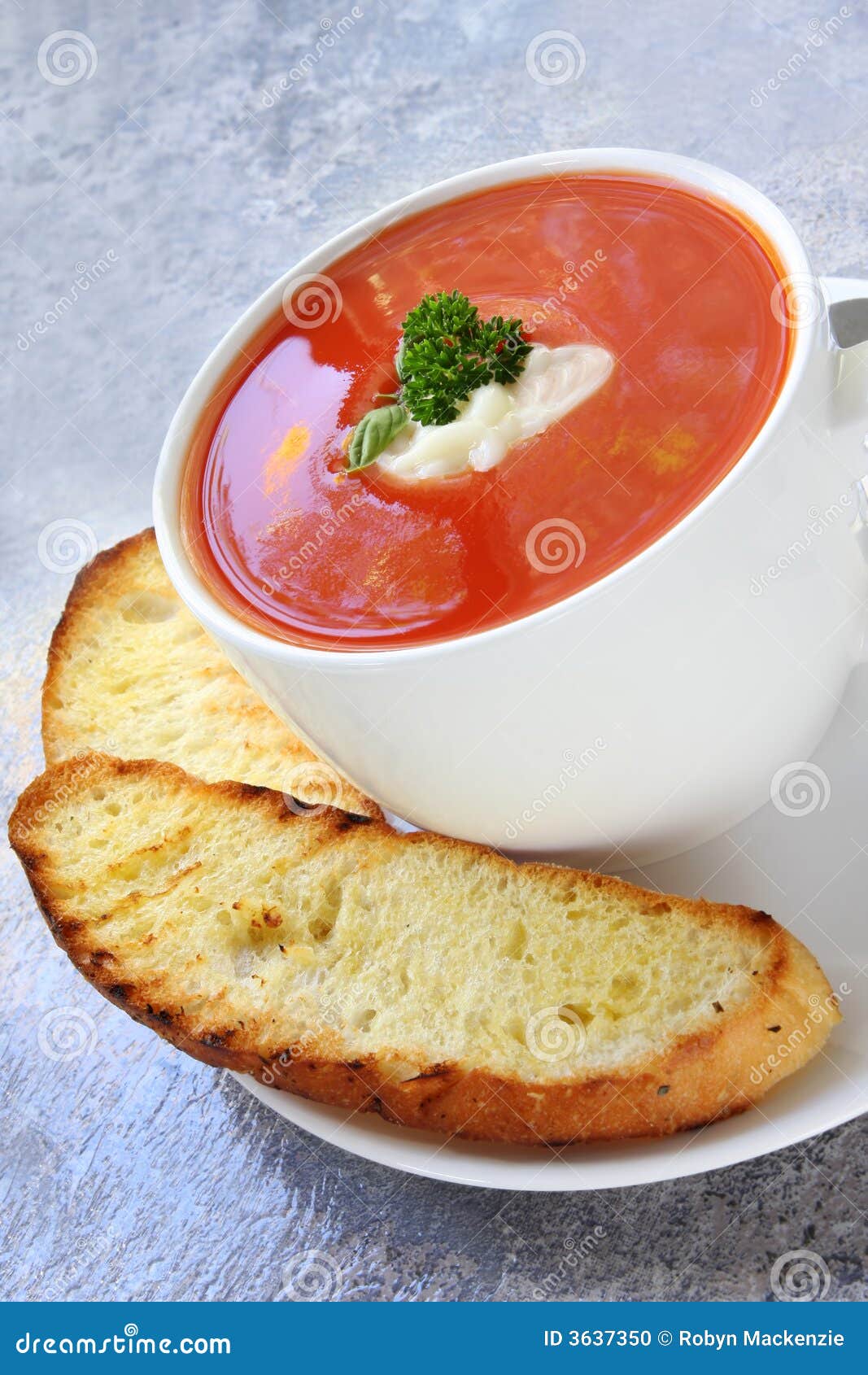 De Soep Van De Tomaat Met Turks Brood Stock Foto - Image of soep ...