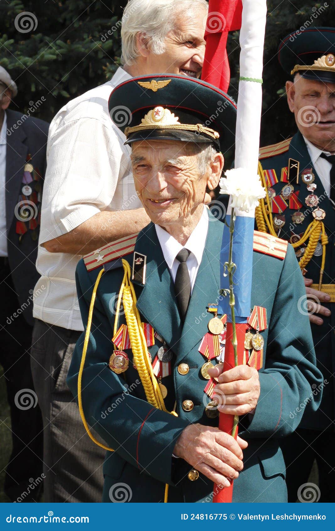 De Sovjet Veteraan Van Het Leger Met Vlag Redactionele Afbeelding ...