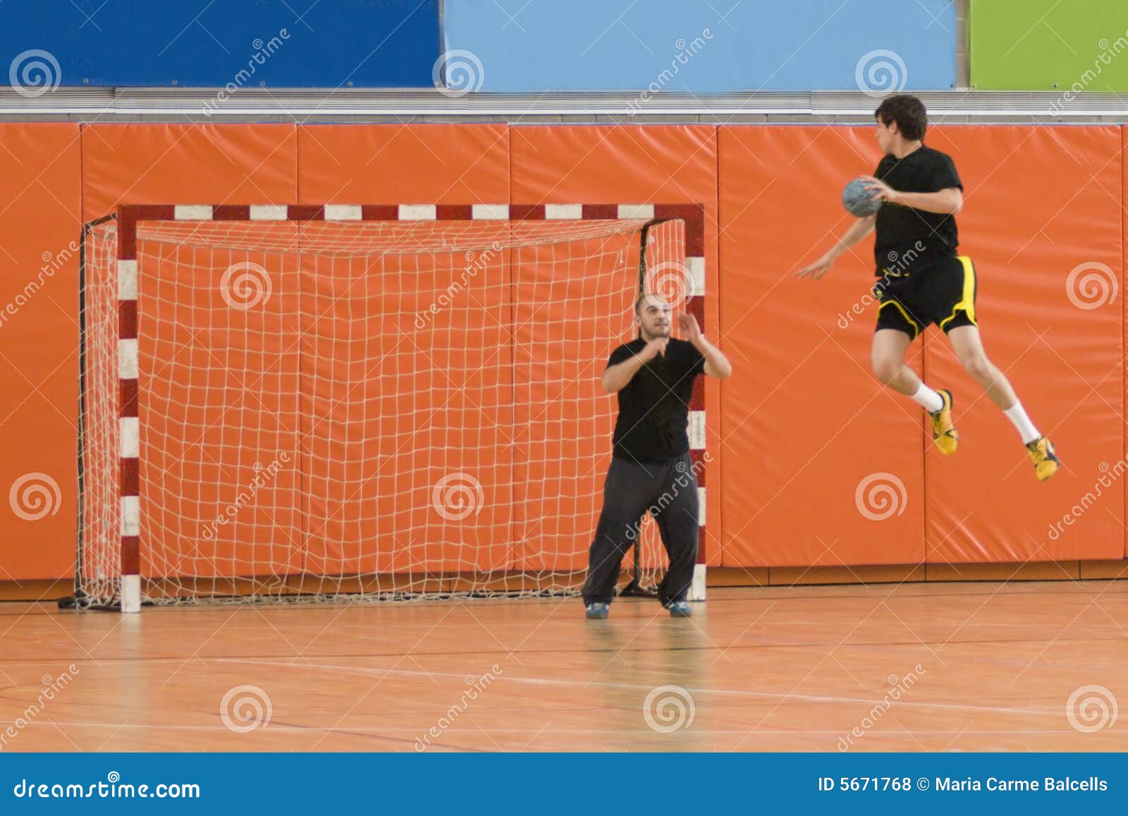 De Speler Die Van Het Handbal Met De Bal Springt Stock Foto - Image of ...