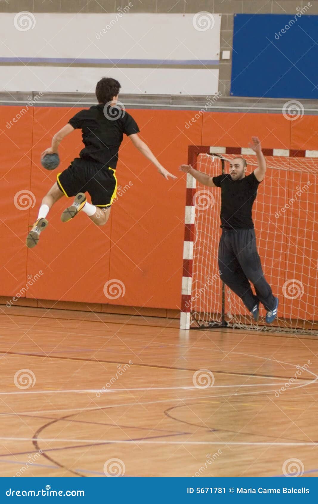 De Speler Die Van Het Handbal Met De Bal Springt Stock Afbeelding ...