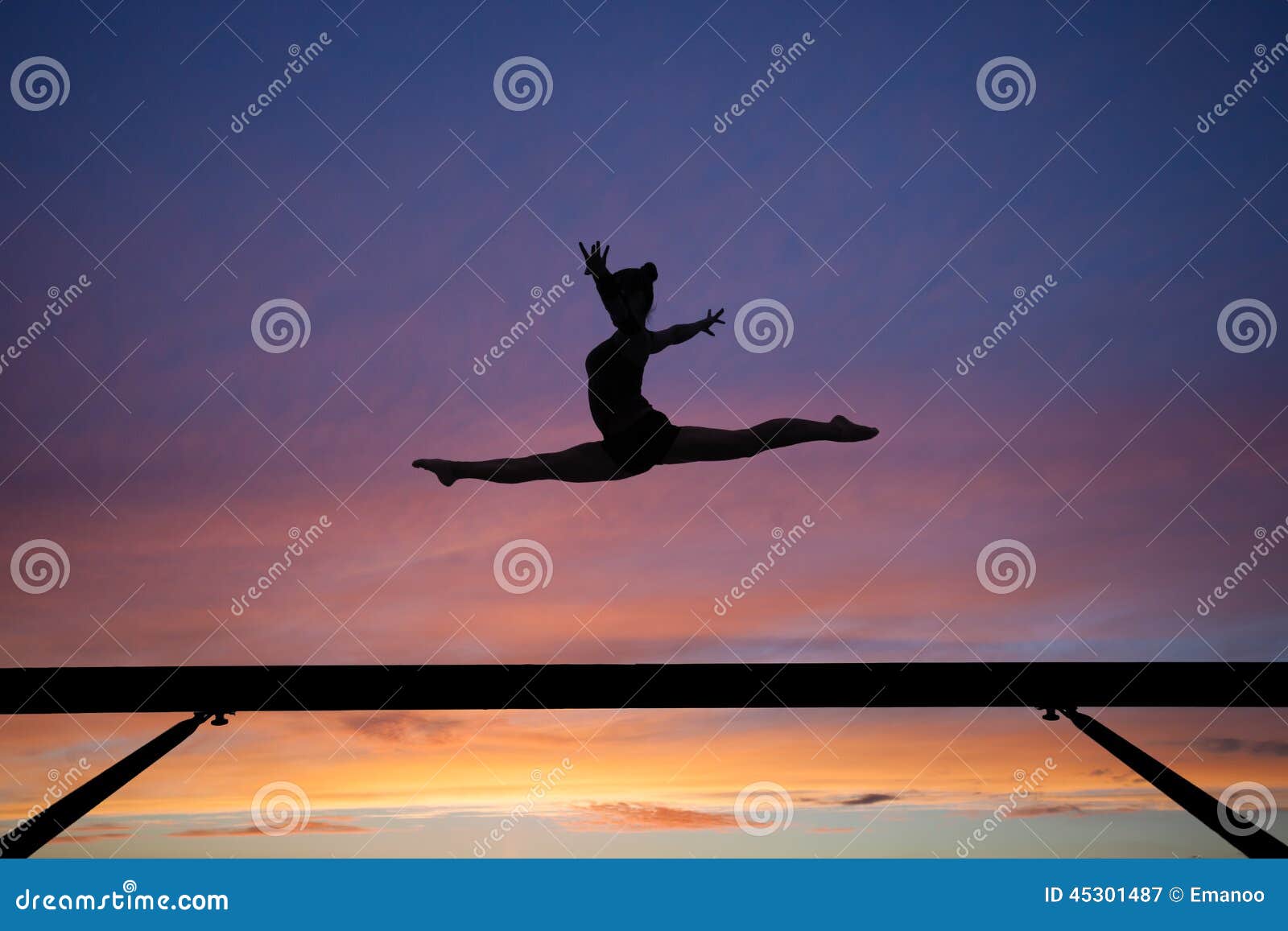 De Spleten Springen Op Evenwichtsbalk in Zonsondergang Stock Afbeelding ...