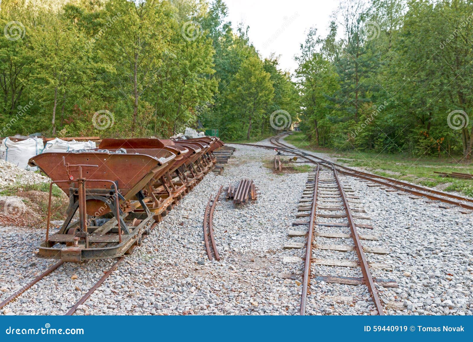 De Sporen En De Karren Van De Kalksteenmijn Stock Afbeelding - Image of ...