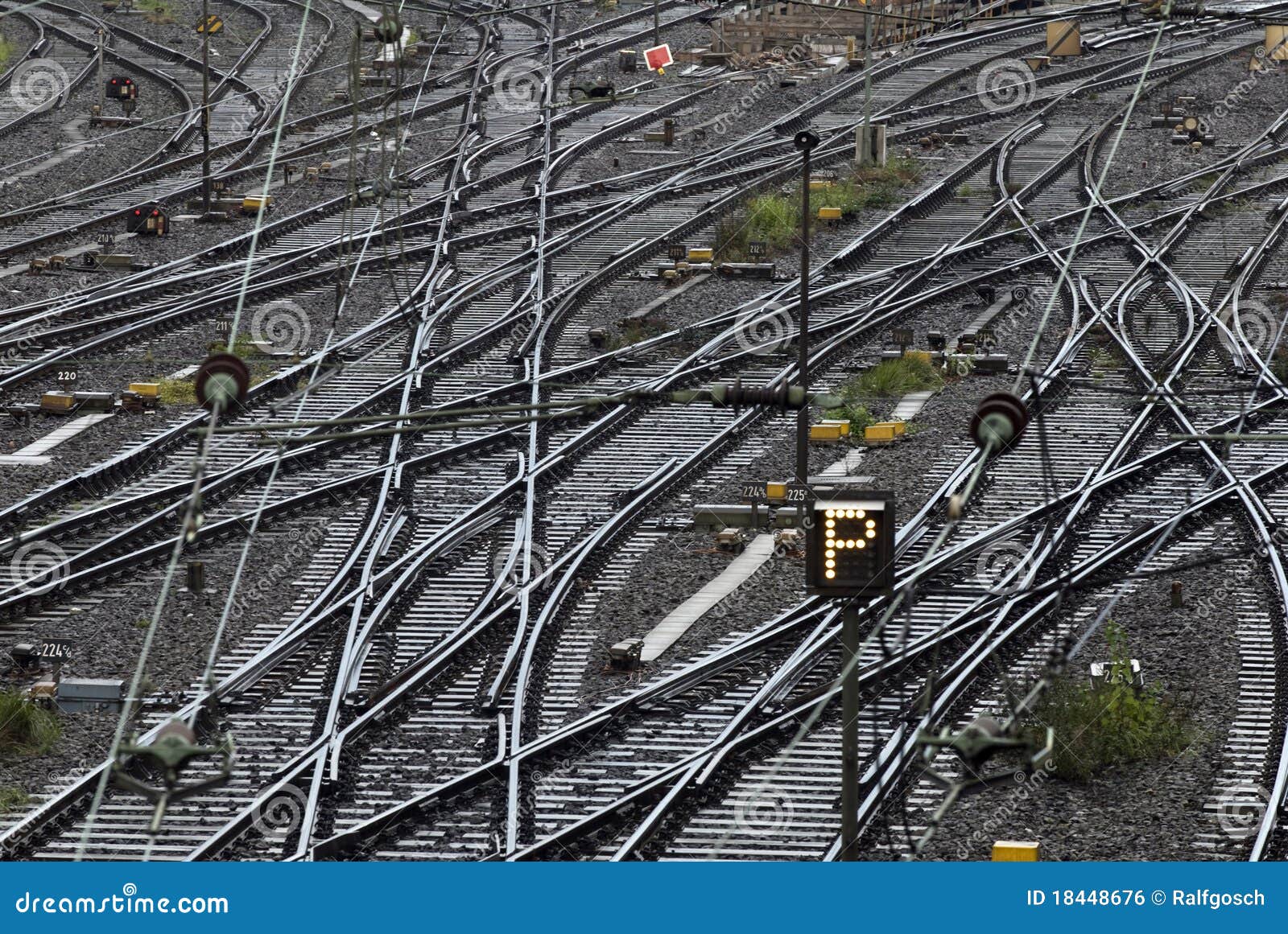 De sporen van de spoorweg stock foto. Image of punt, spoor - 18448676