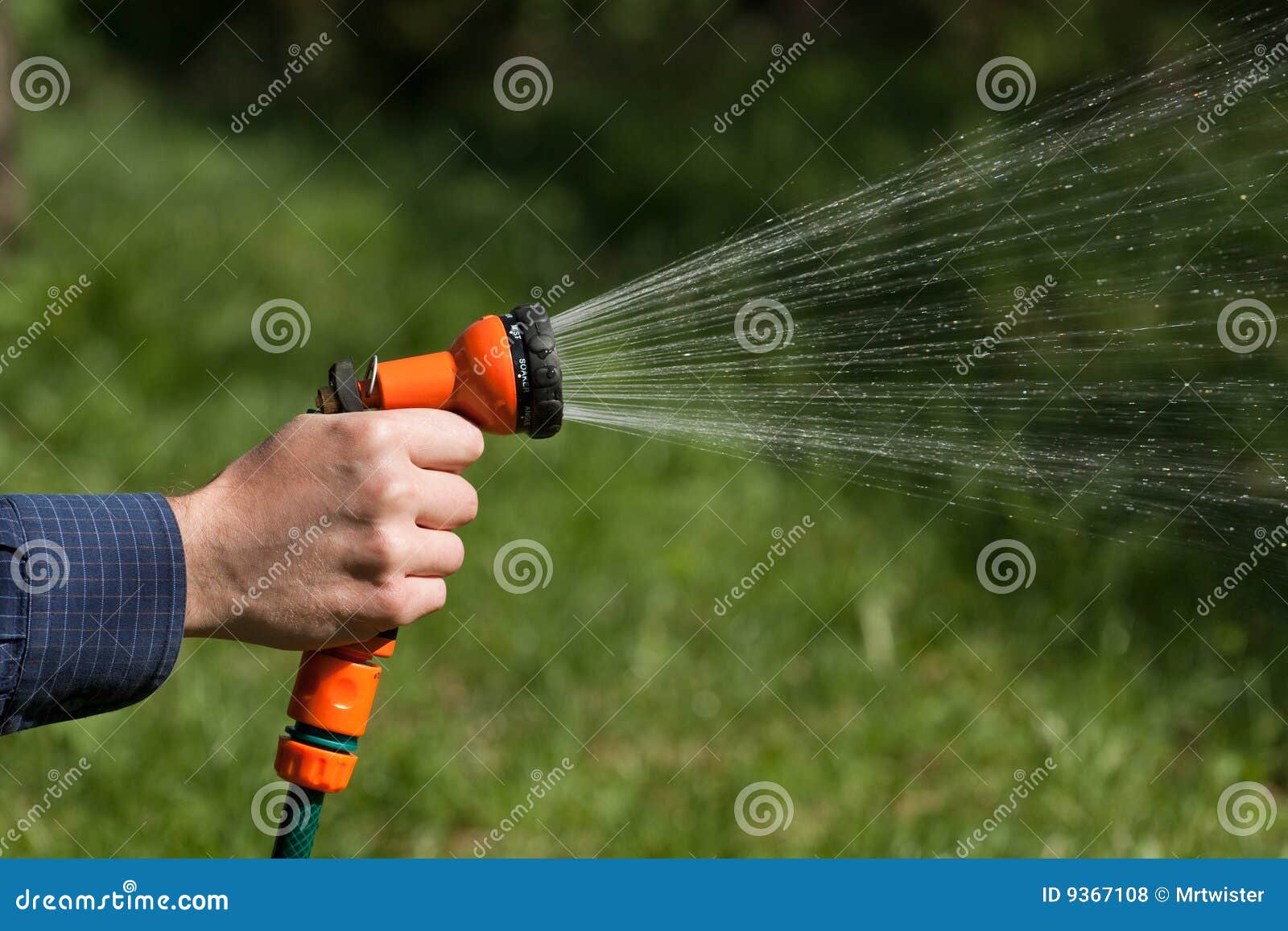 De Sproeier Van Het Water in De Zon Stock Foto - Image of dalingen ...