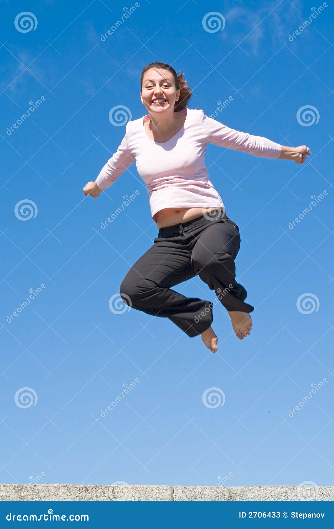 De sprongen van het meisje stock afbeelding. Image of blauw - 2706433