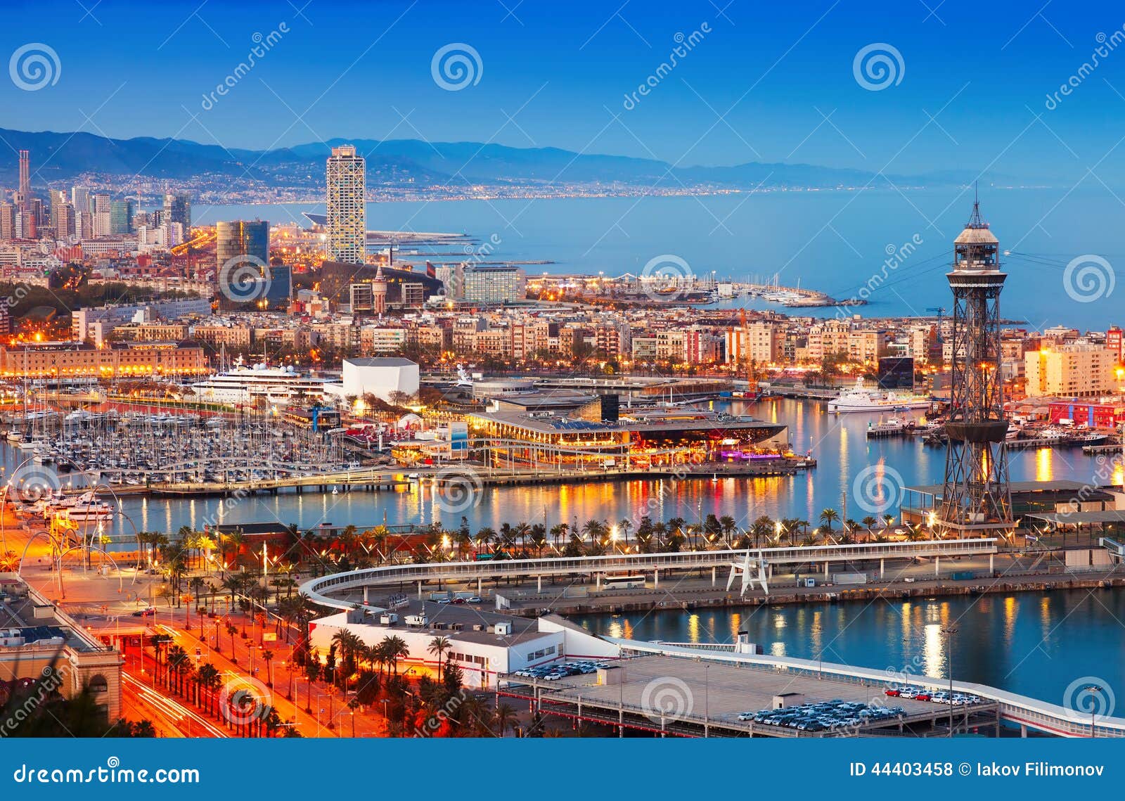 De Stad En De Haven Van Barcelona in Avond Stock Foto - Image of ...
