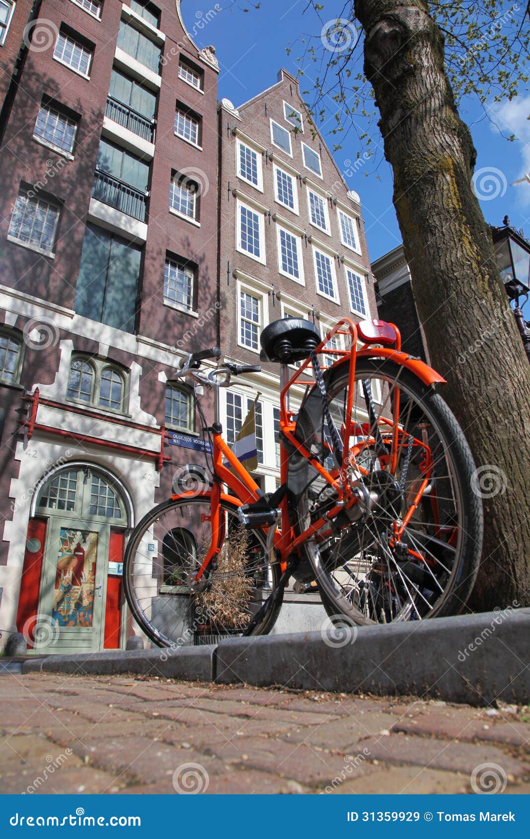 De Stad Van Amsterdam Met Fiets in Holland Stock Afbeelding - Image of ...