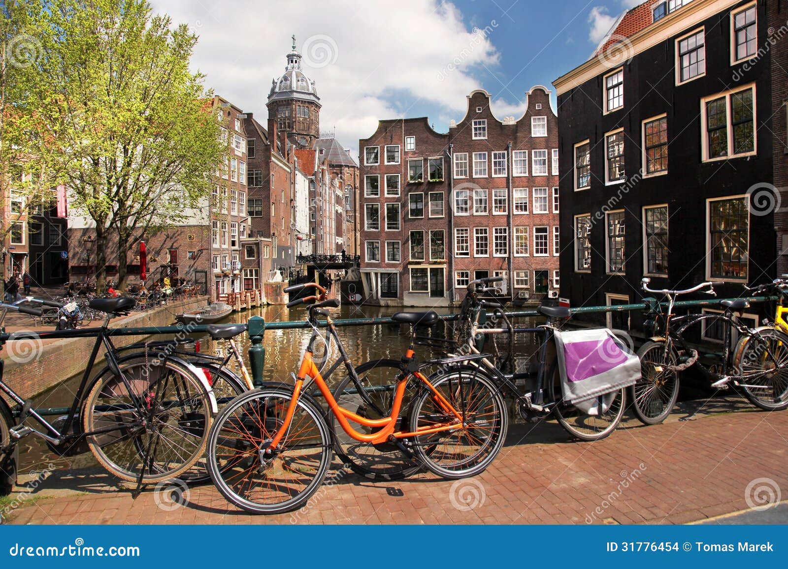 De Stad Van Amsterdam Met Fiets in Holland Stock Foto - Image of boot ...