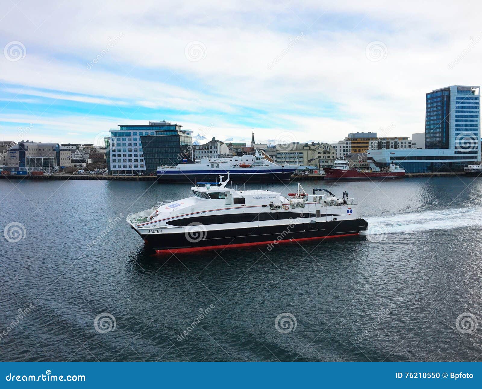 De Stad Van Bodo in Noorwegen Redactionele Afbeelding - Image of boot ...