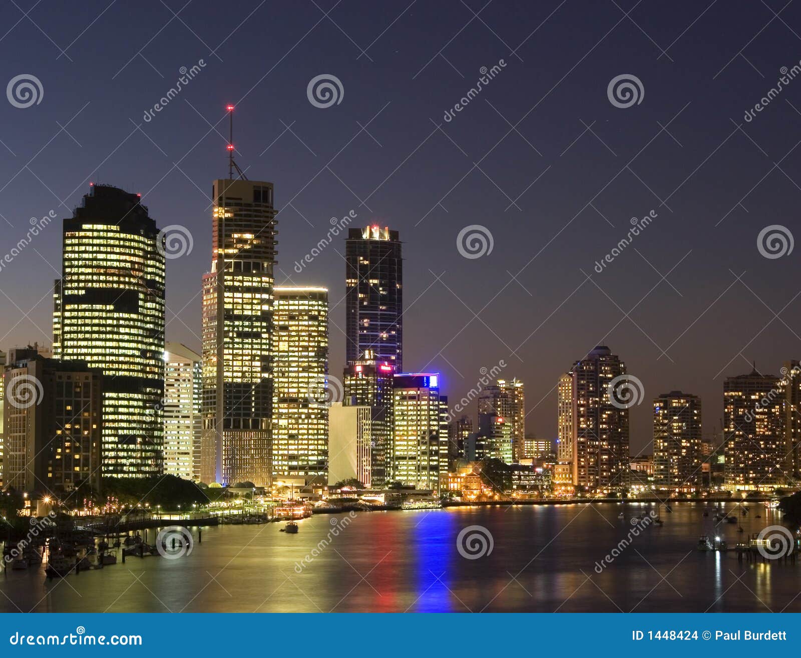 De Stad Van Brisbane Bij Nacht Stock Foto - Image of nacht, rivier: 1448424