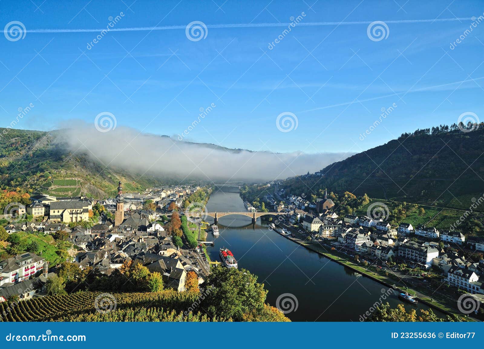 De Stad Van Cochem in Duitsland. De Brug Van De Steen Over Rivier Stock ...
