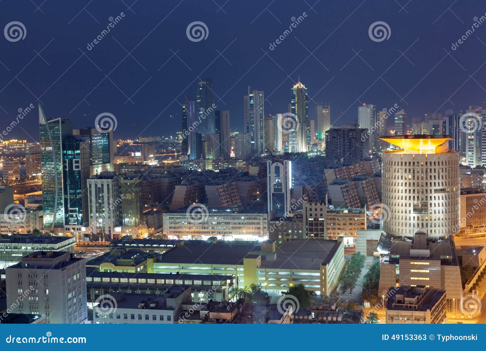 De Stad Van Koeweit Bij Nacht Stock Afbeelding - Image of buitenkant ...