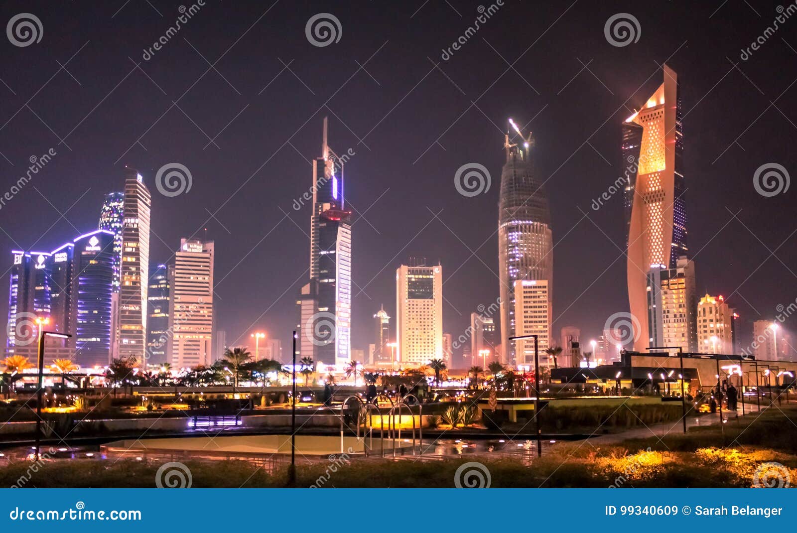 De Stad Van Koeweit Bij Nacht Redactionele Stock Afbeelding - Image of ...