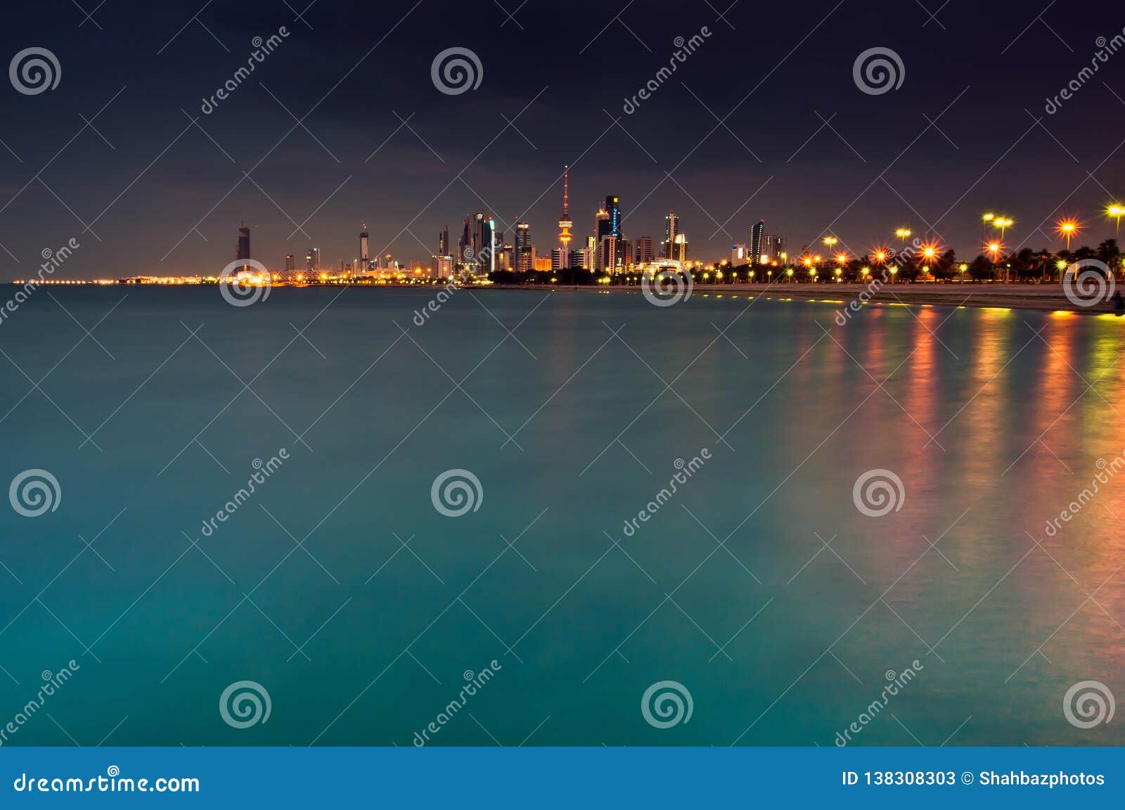 De Stad Van Koeweit Van De Nachtmening Stock Afbeelding - Image of ...
