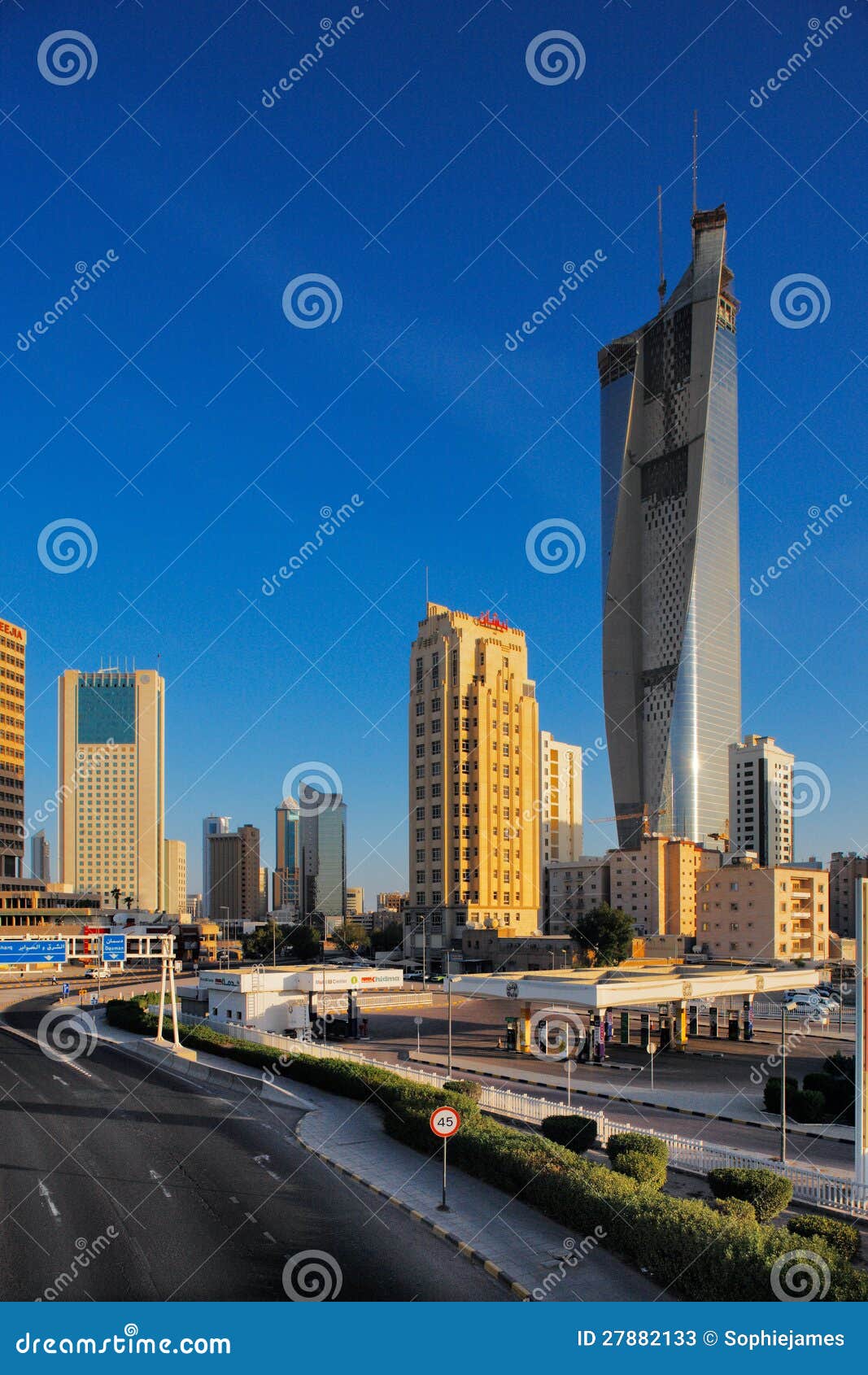 De Stad Van Koeweit Wordt Bevolkt Door Wolkenkrabbers Redactionele ...